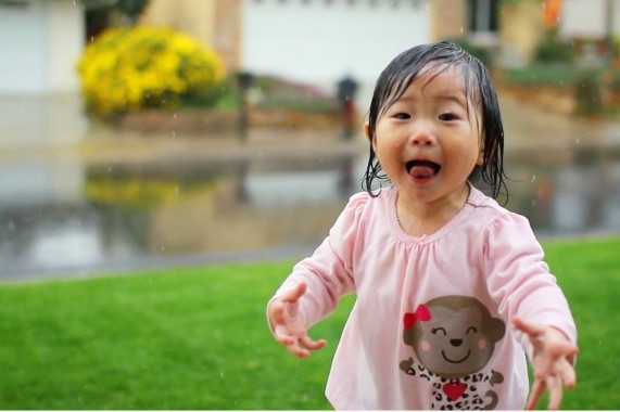 Baby Girl Experiences Rain For The Very First Time - Stay at Home Mum